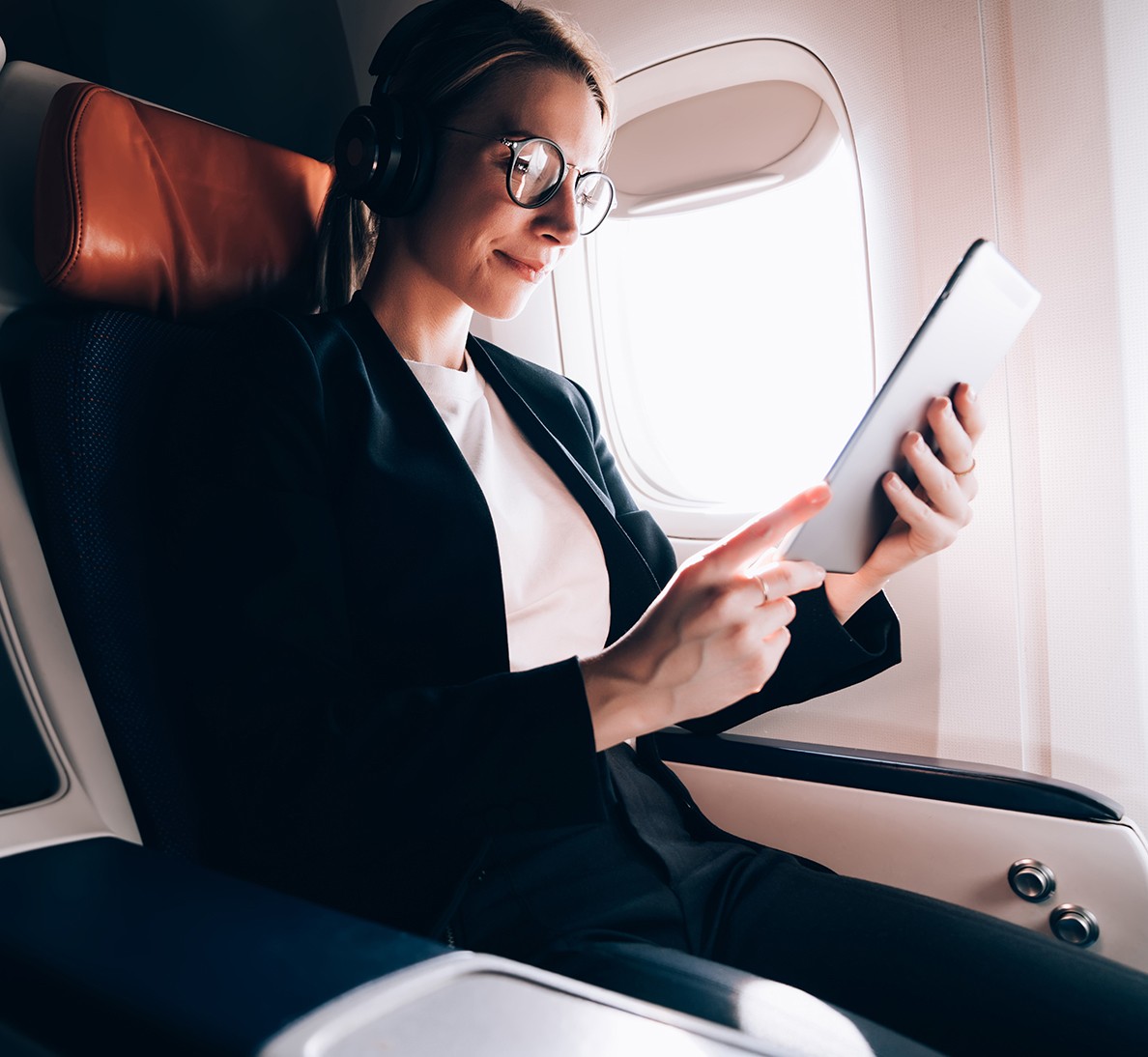 航空機向け衛星通信サービス 衛星通信・衛星電話/航空機向け衛星通信・データ通信 | サービス | 法人・ビジネス向け | KDDI株式会社